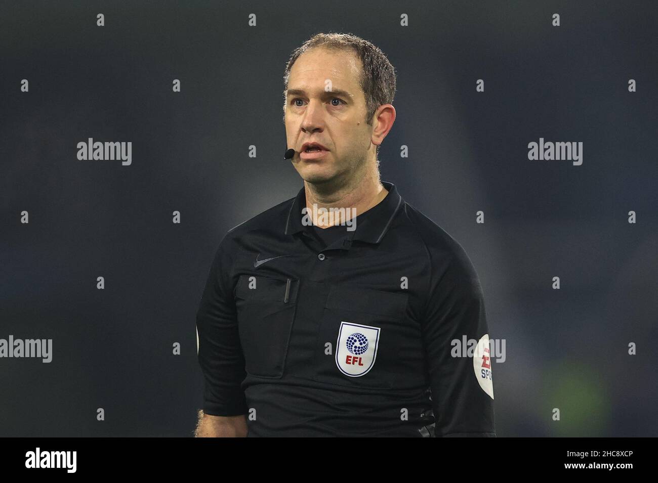 Football referee jeremy simpson hi-res stock photography and images - Alamy