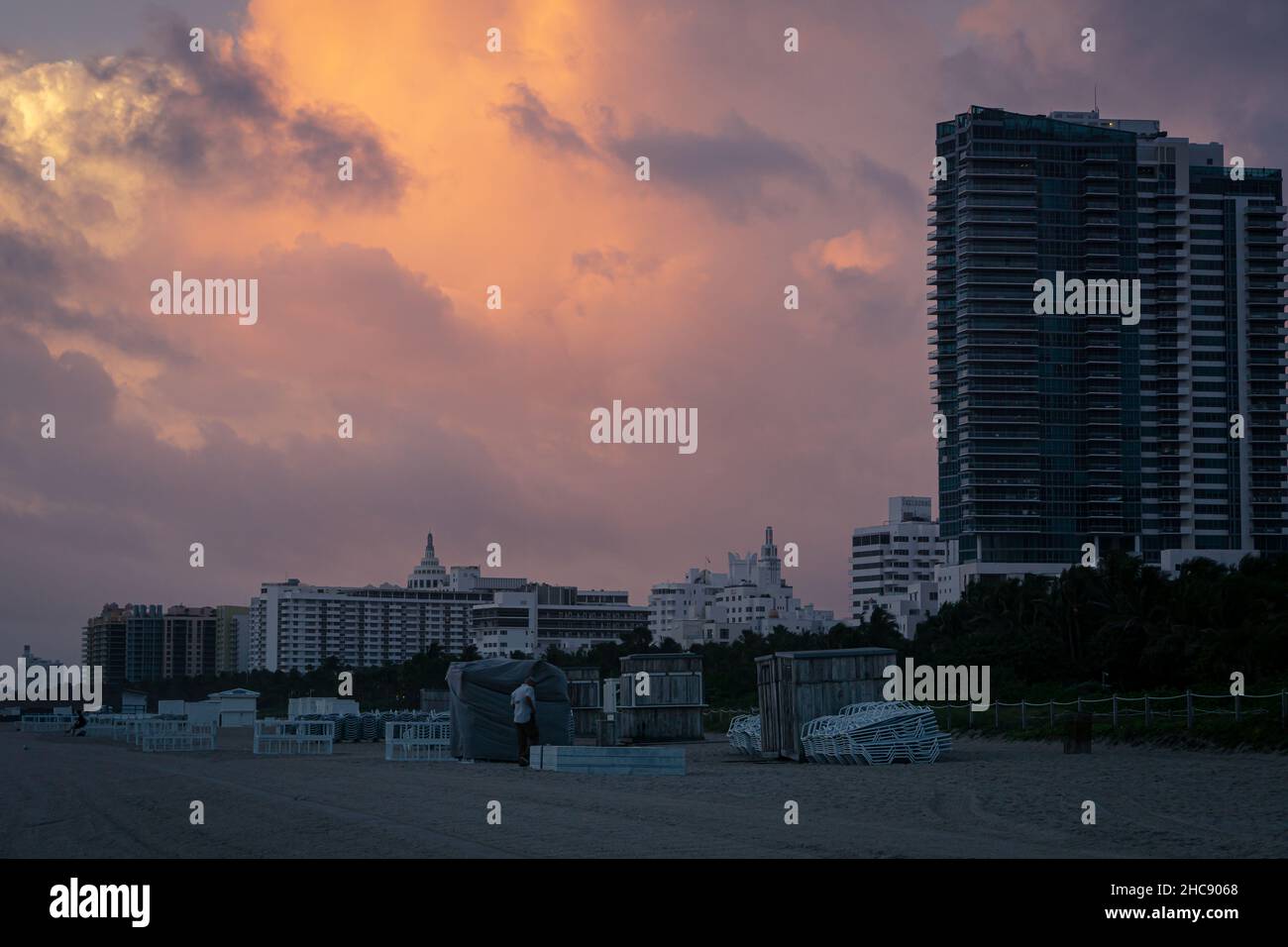 Dramatic skyline coast hi-res stock photography and images - Alamy