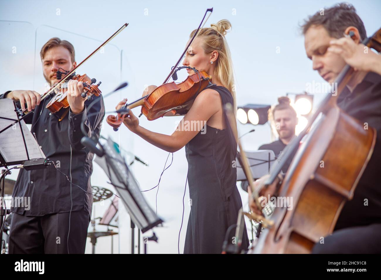 Musicians group stage female hi-res stock photography and images - Alamy
