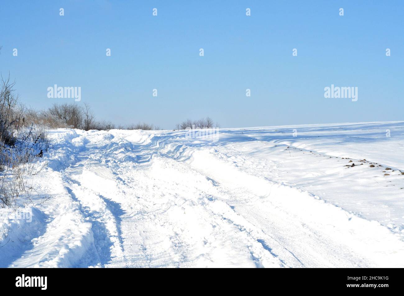 Car in field winter hi-res stock photography and images - Alamy