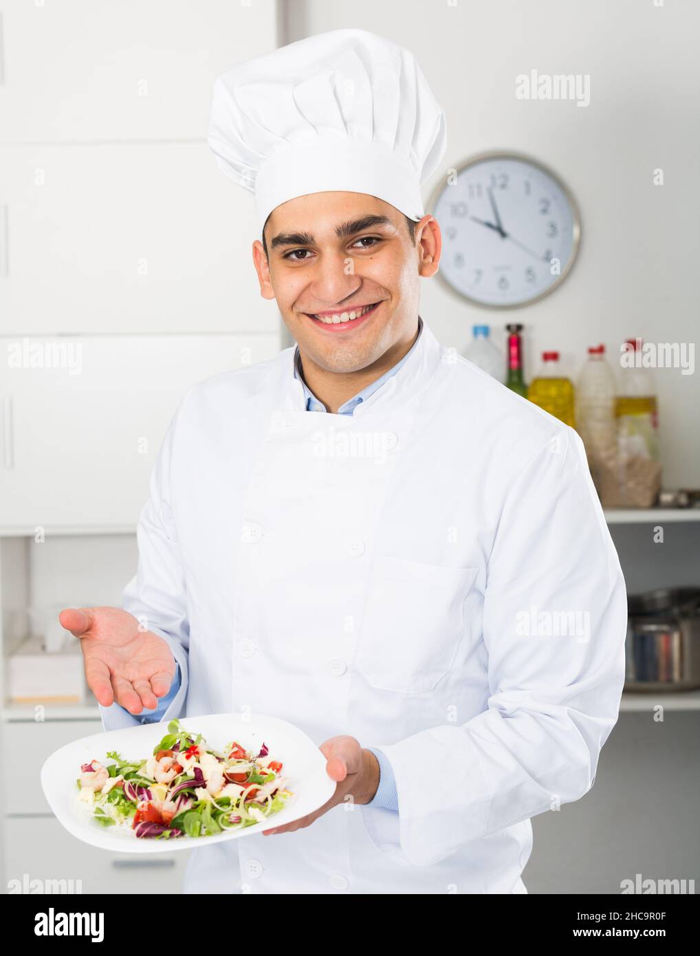 Chef is demonstrating presentation of salad Stock Photo - Alamy