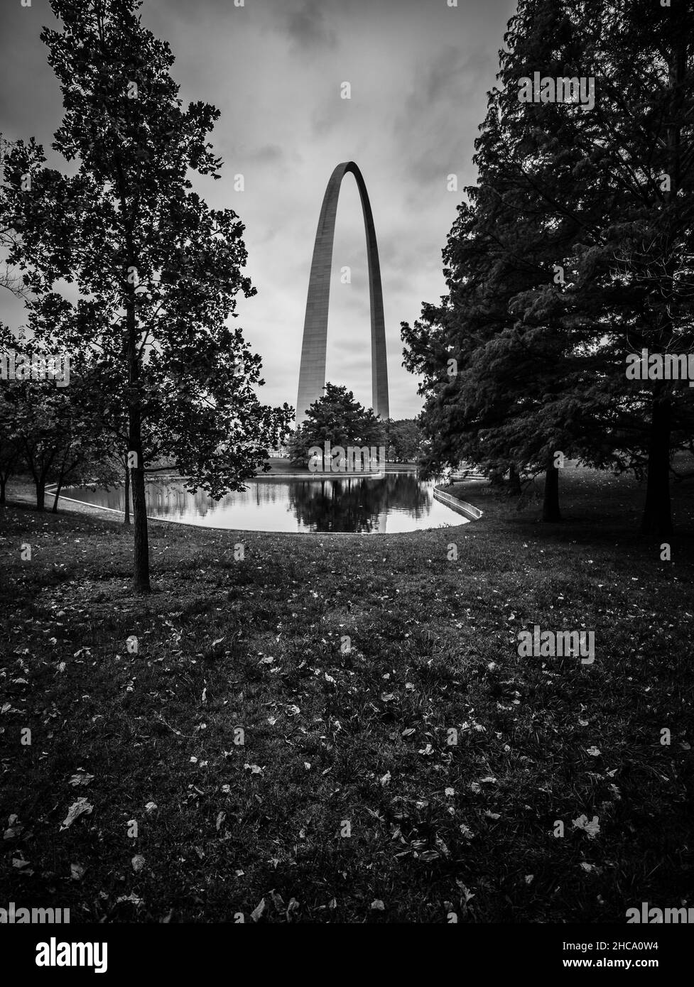 Vertical grayscale shot of the famous St. Louis gateway arch in the ...