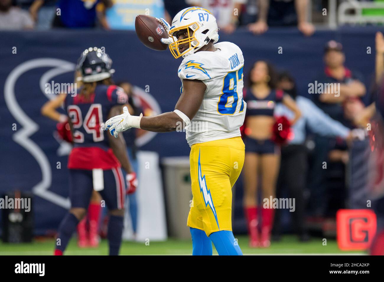 December 26, 2021: Los Angeles Chargers tight end Jared Cook (87 ...