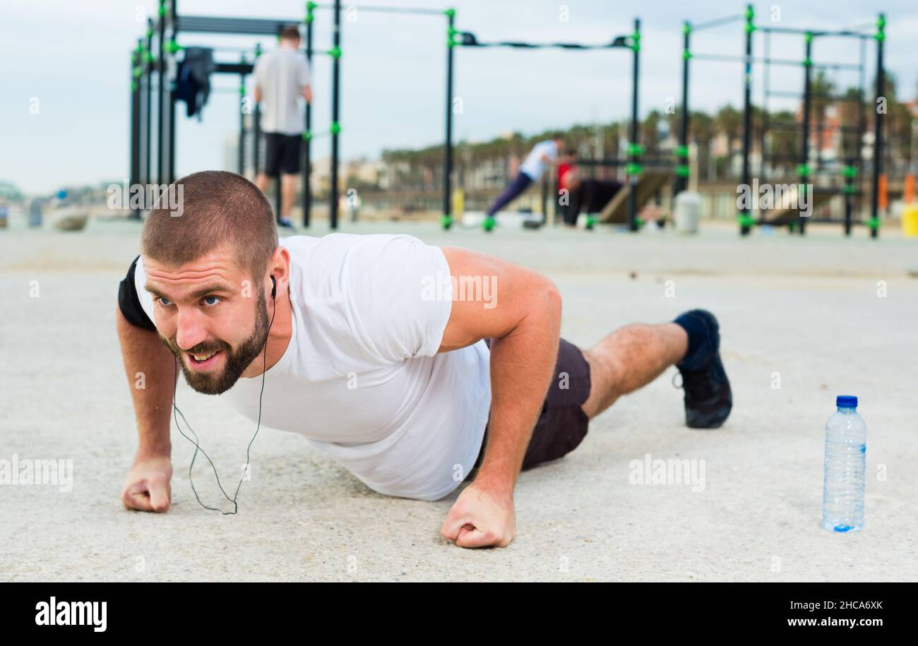 Muscular man push ups beach hi-res stock photography and images - Alamy