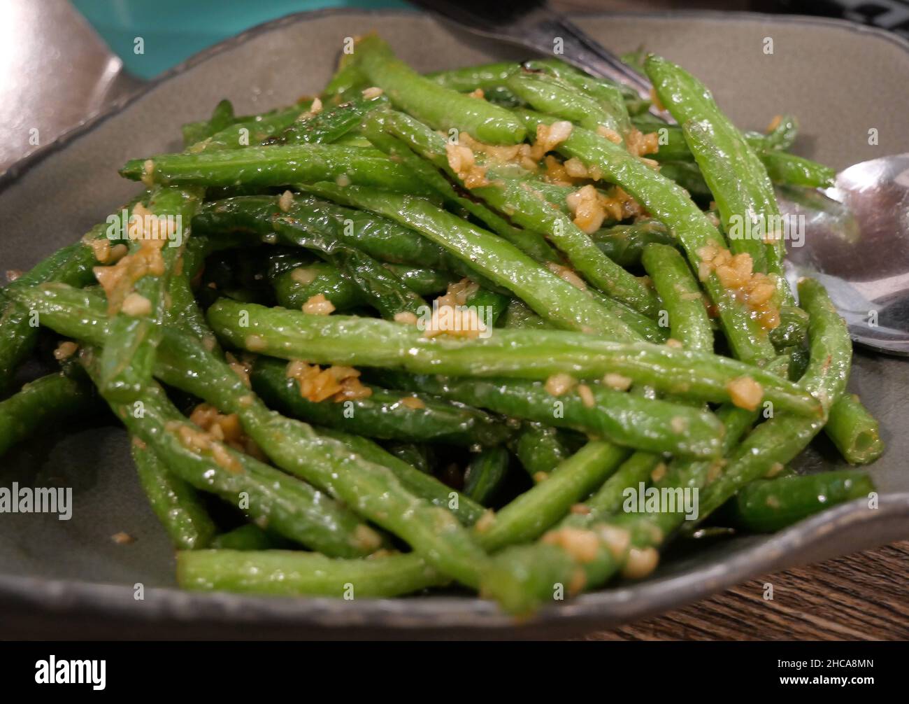 String Beans with Garlic Stock Photo - Alamy