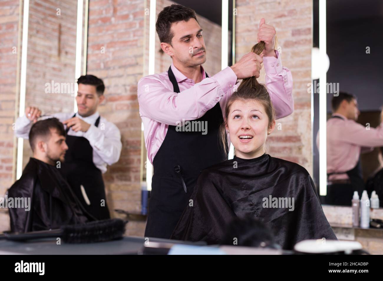 Hairdresser client talk hi-res stock photography and images - Alamy