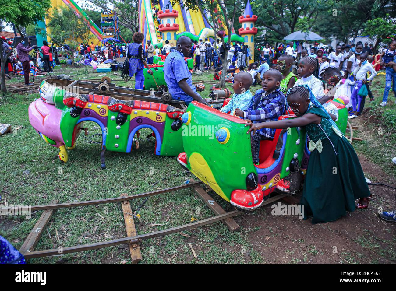 Nairobi, Kenya. 25th Dec, 2021. Kenyan children push each other on a ...