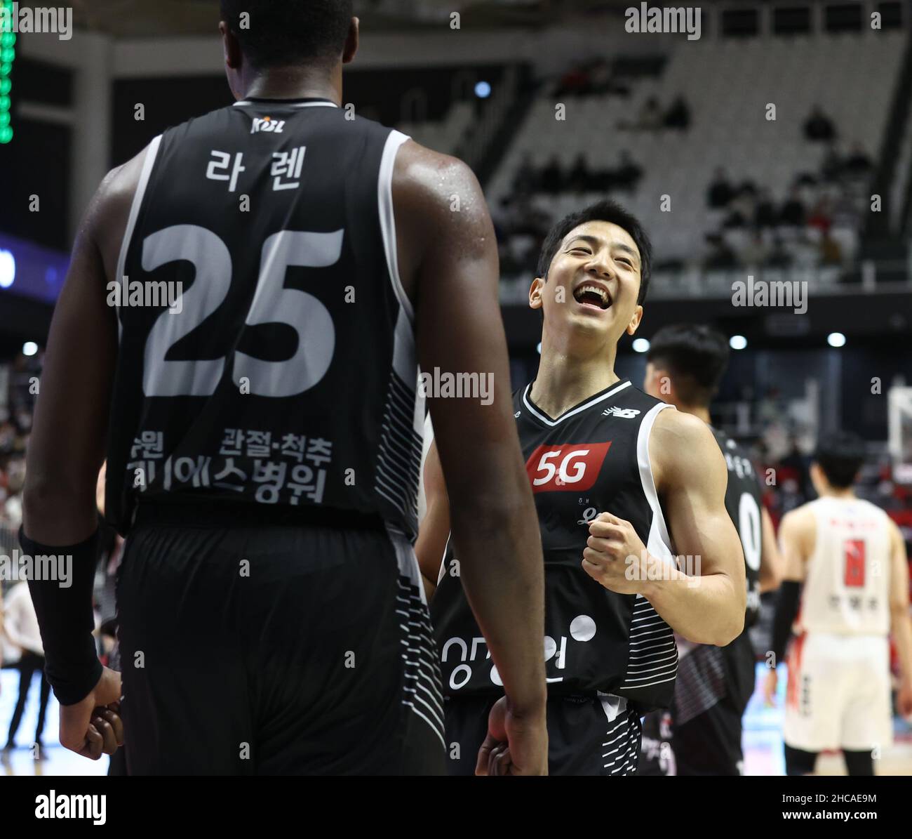 27th Dec, 2021. Heo Hoon in action Heo Hoon (C) of the Suwon KT ...