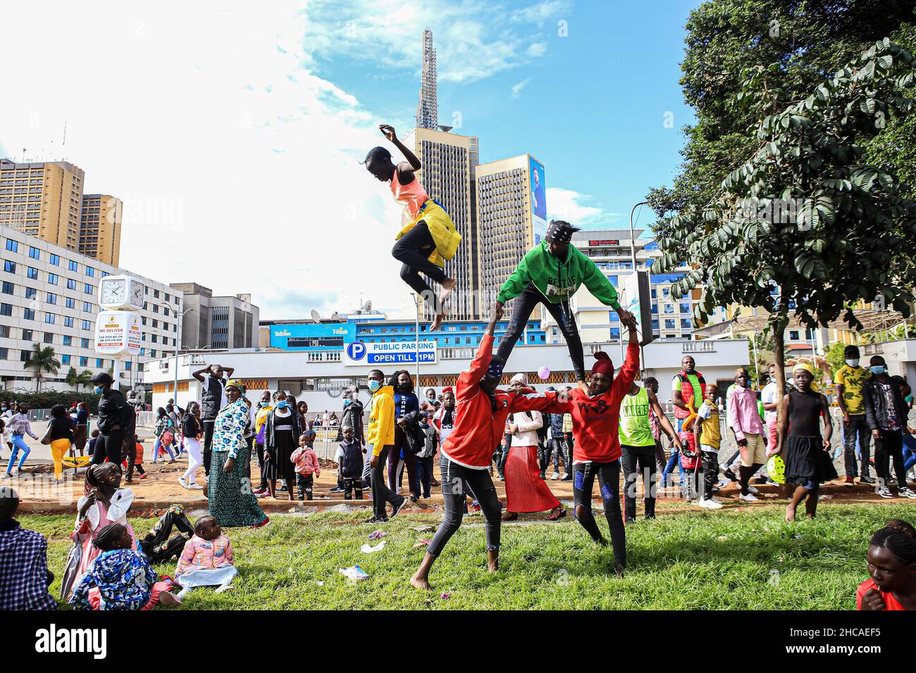 Children acrobats hi-res stock photography and images - Alamy