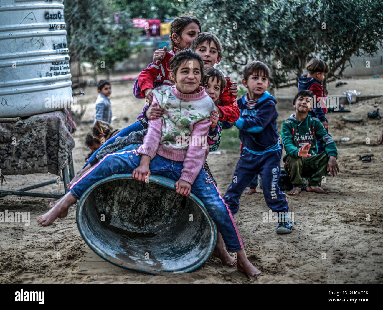 Poor kids playing usa hi-res stock photography and images - Alamy