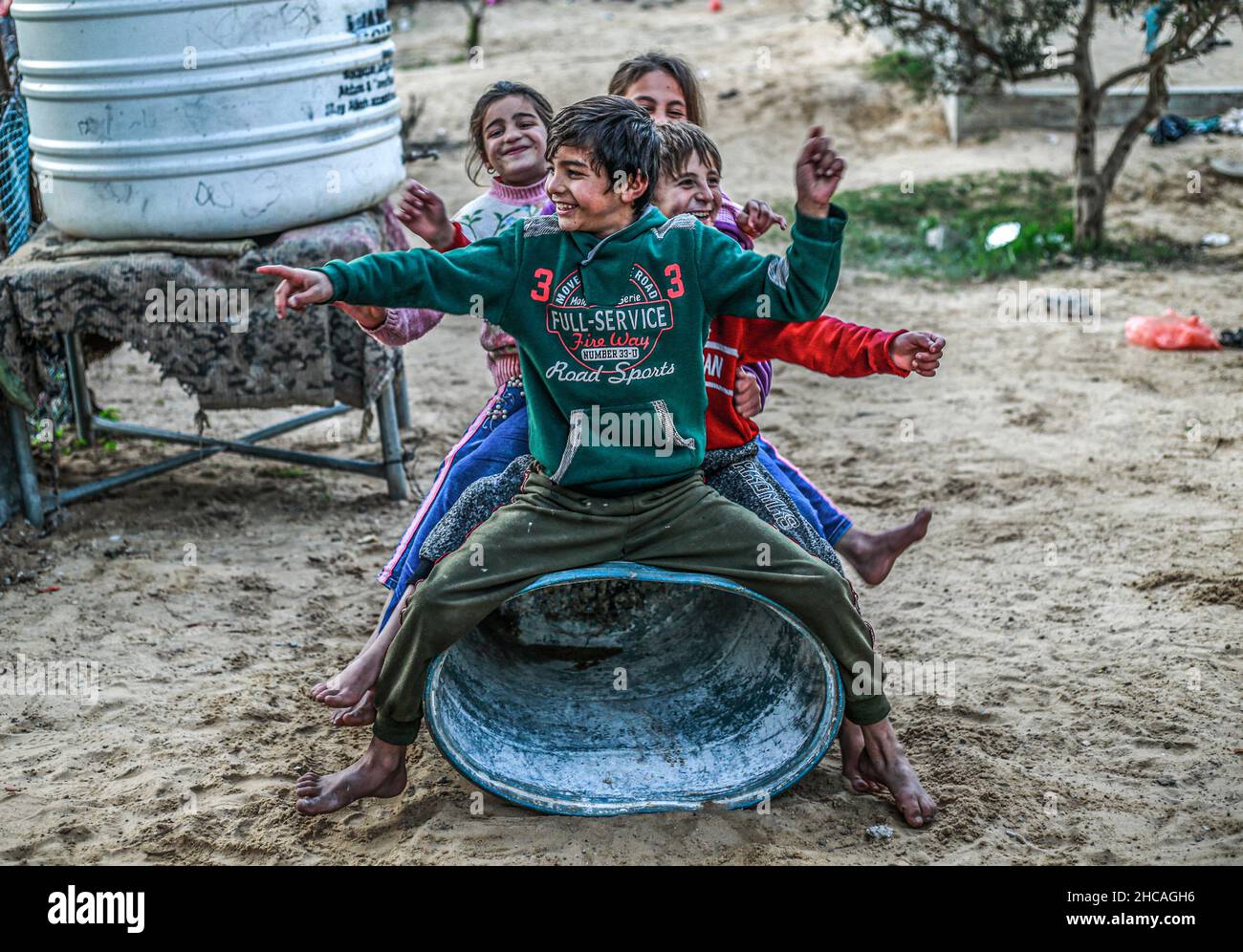 Poor kids playing usa hi-res stock photography and images - Alamy