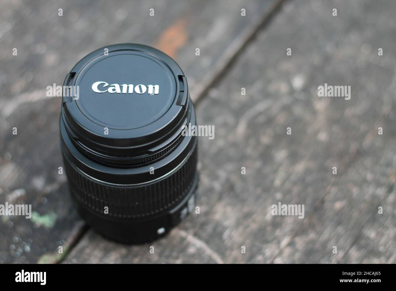 a black canon brand dslr kit lens made of plastic Stock Photo - Alamy