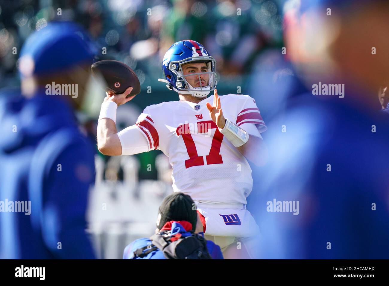 December 26, 2021: New York Giants quarterback Jake Fromm (17) throws ...