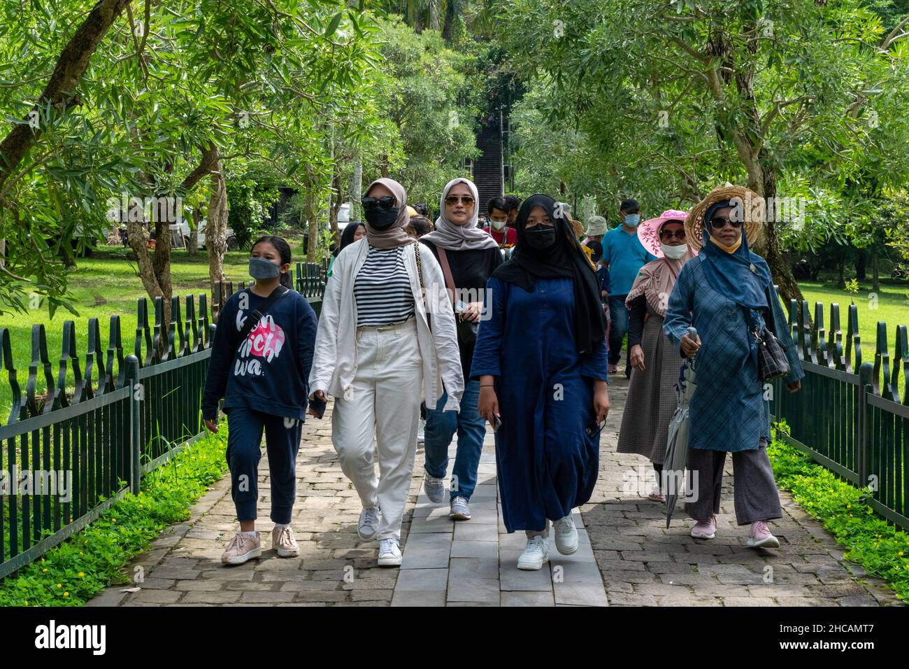 People walking towards the sun hi-res stock photography and images - Alamy
