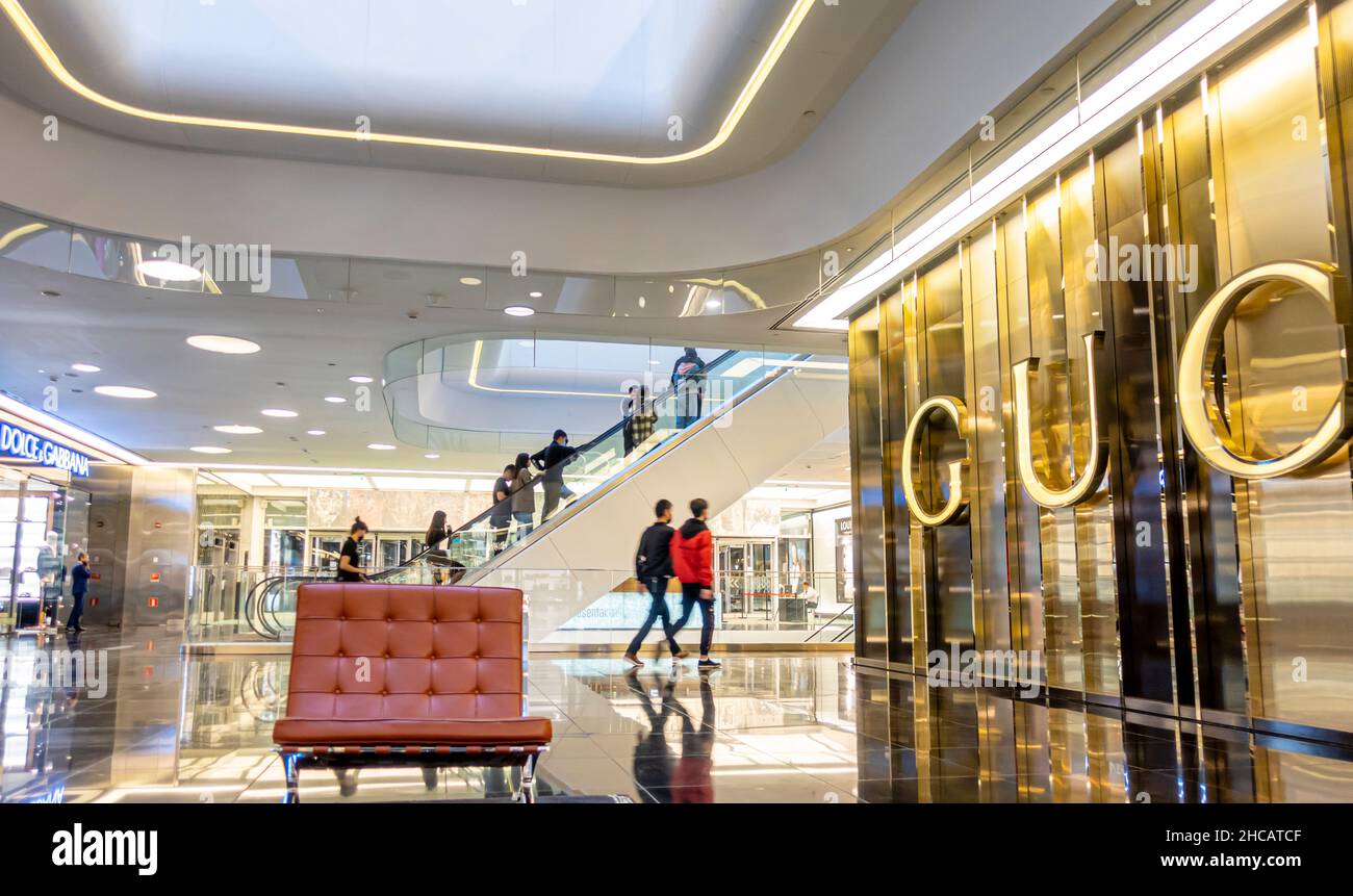 Shopping malls interior hi-res stock photography and images - Alamy