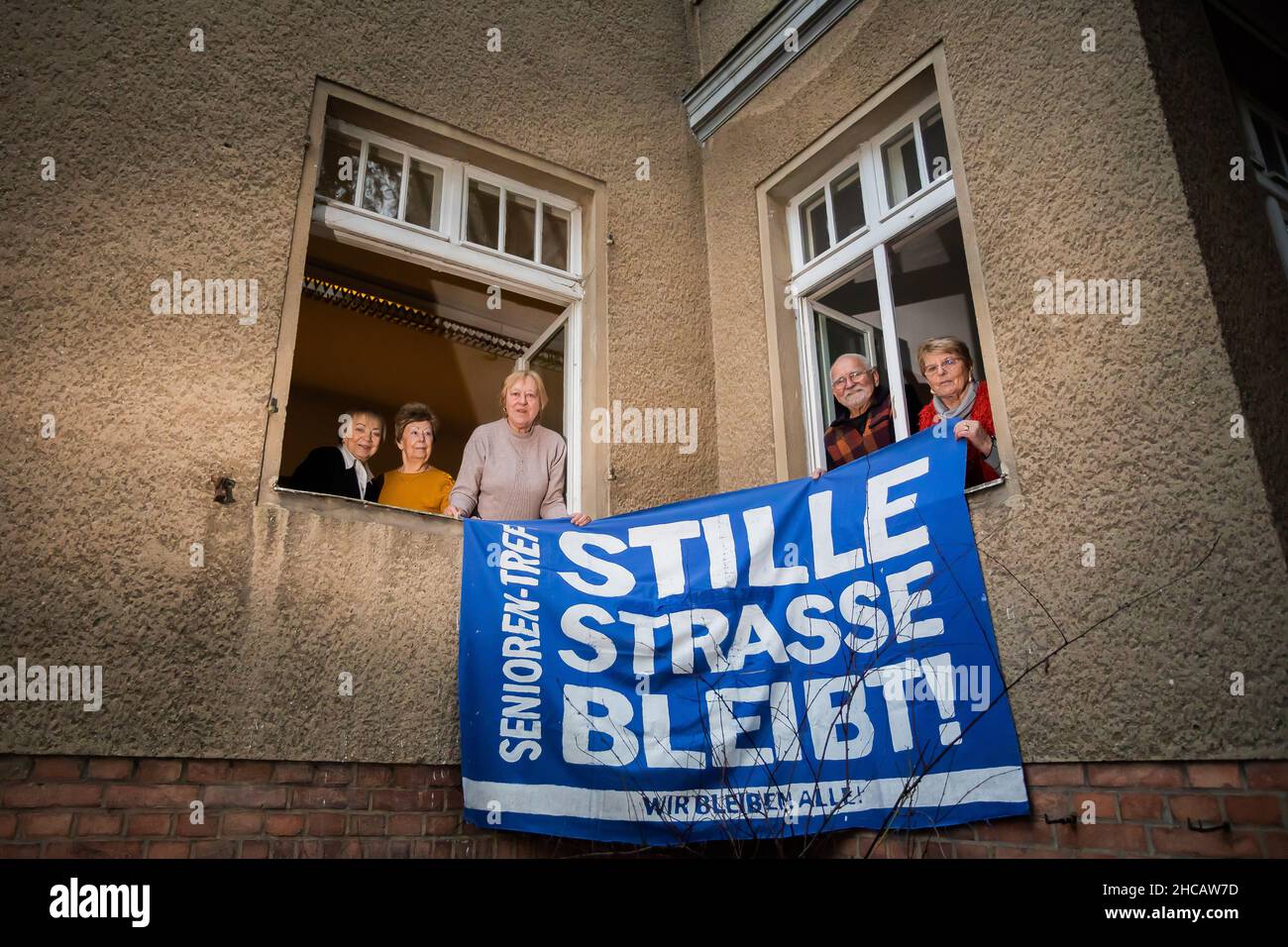 Berlin, Germany. 11th Dec, 2021. Elli Pomerenke (l-r), Ingrid Pilz ...