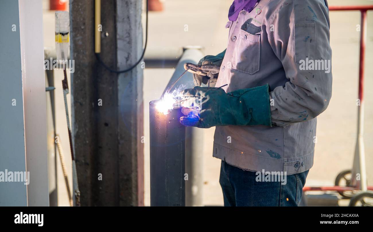 worker welding steel frame Stock Photo - Alamy