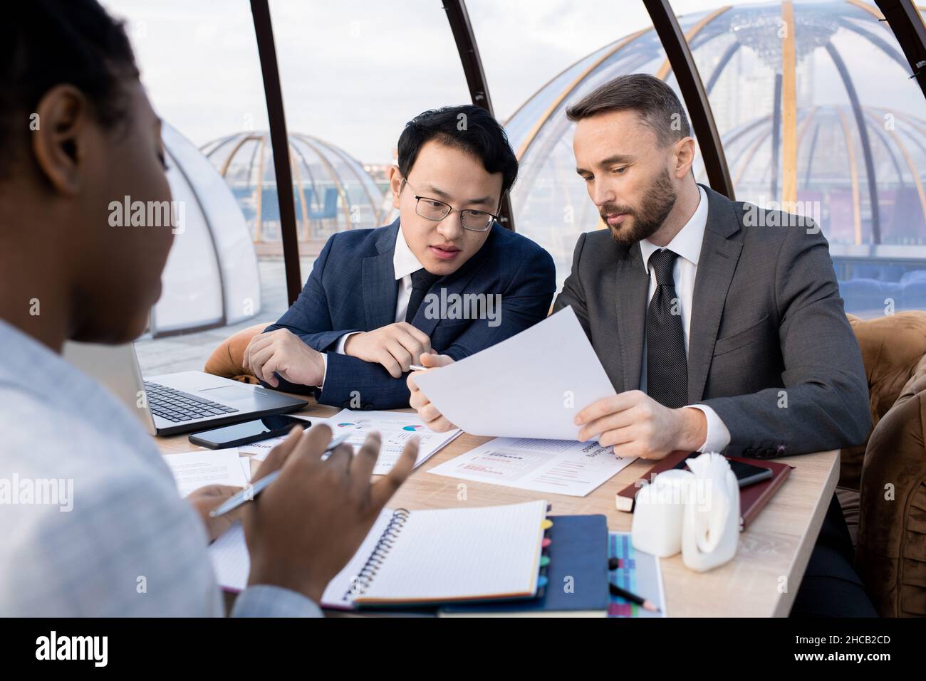 Negotiation table hi-res stock photography and images - Alamy