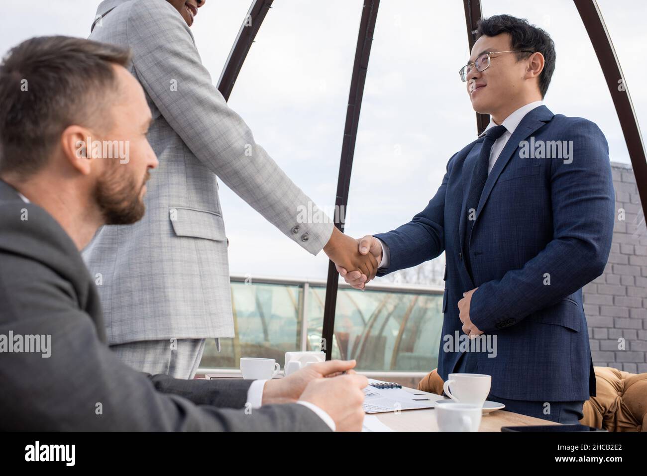 Chinese businessman caucasian handshaking hi-res stock photography and ...
