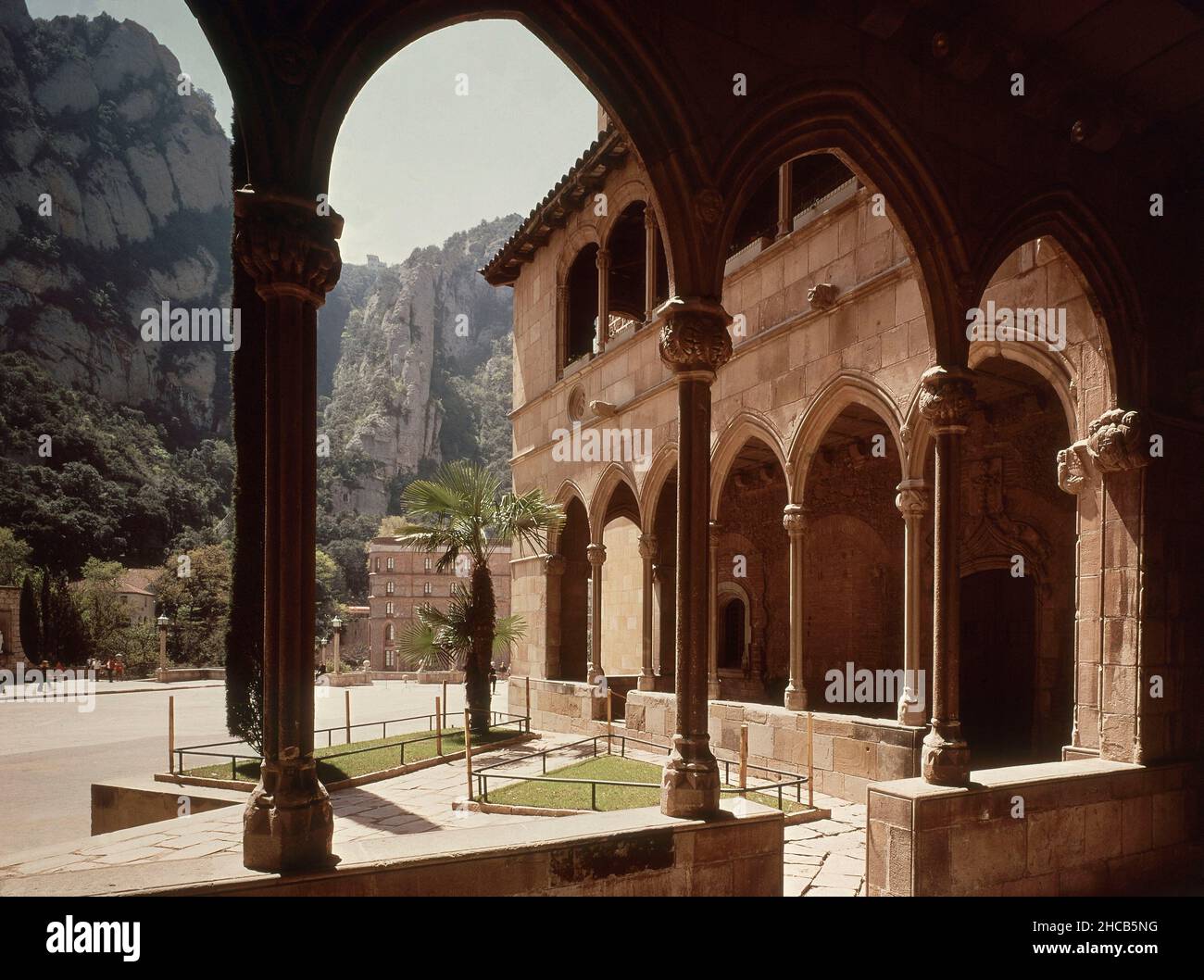 CLAUSTRO DEL MONASTERIO. Location: MONASTERIO DE SANTA MARIA DE ...