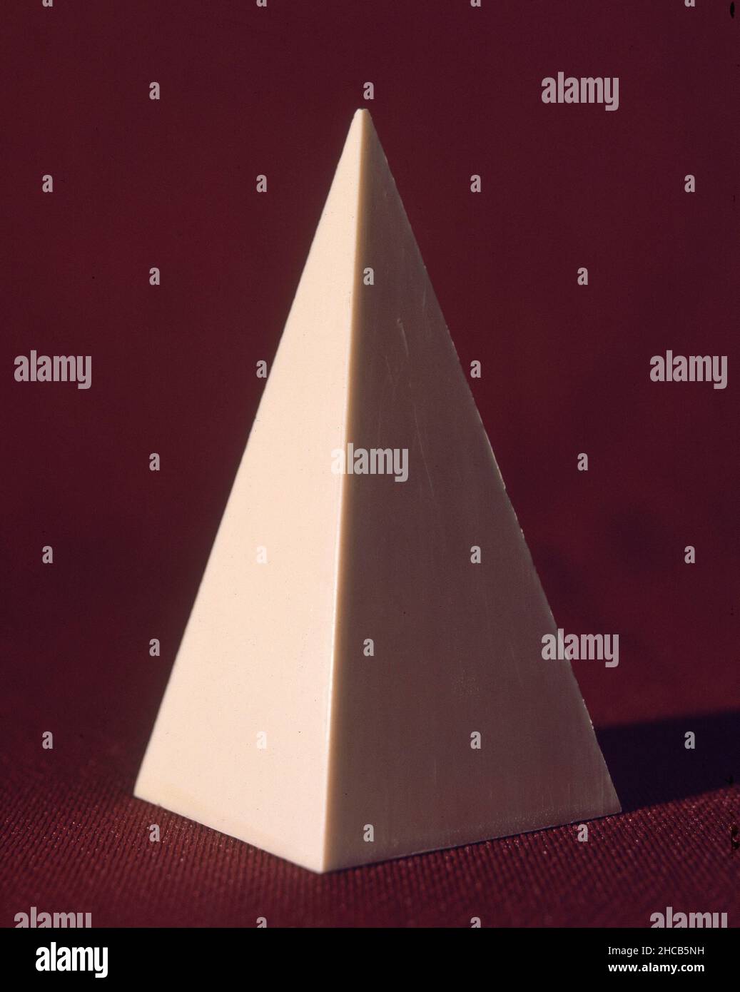 FIGURA GEOMETRICA PIRAMIDE REGULAR Stock Photo - Alamy