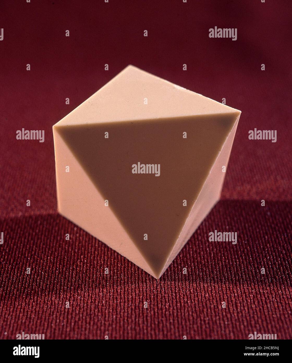 FIGURA GEOMETRICA OCTAEDRO Stock Photo - Alamy