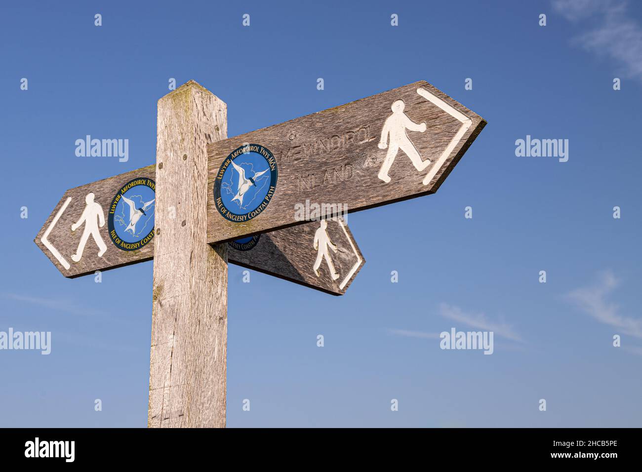 Anglesey coastal path sign at Cemlyn, North Wales coast Stock Photo - Alamy