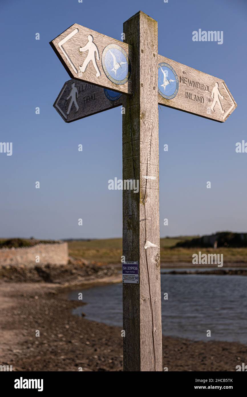 Anglesey coastal path sign at Cemlyn, North Wales coast Stock Photo - Alamy