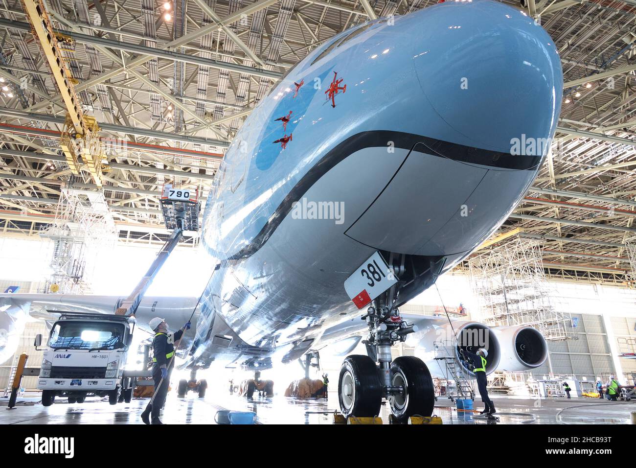Narita, Japan. 27th Dec, 2021. Workers wash the world's largest ...