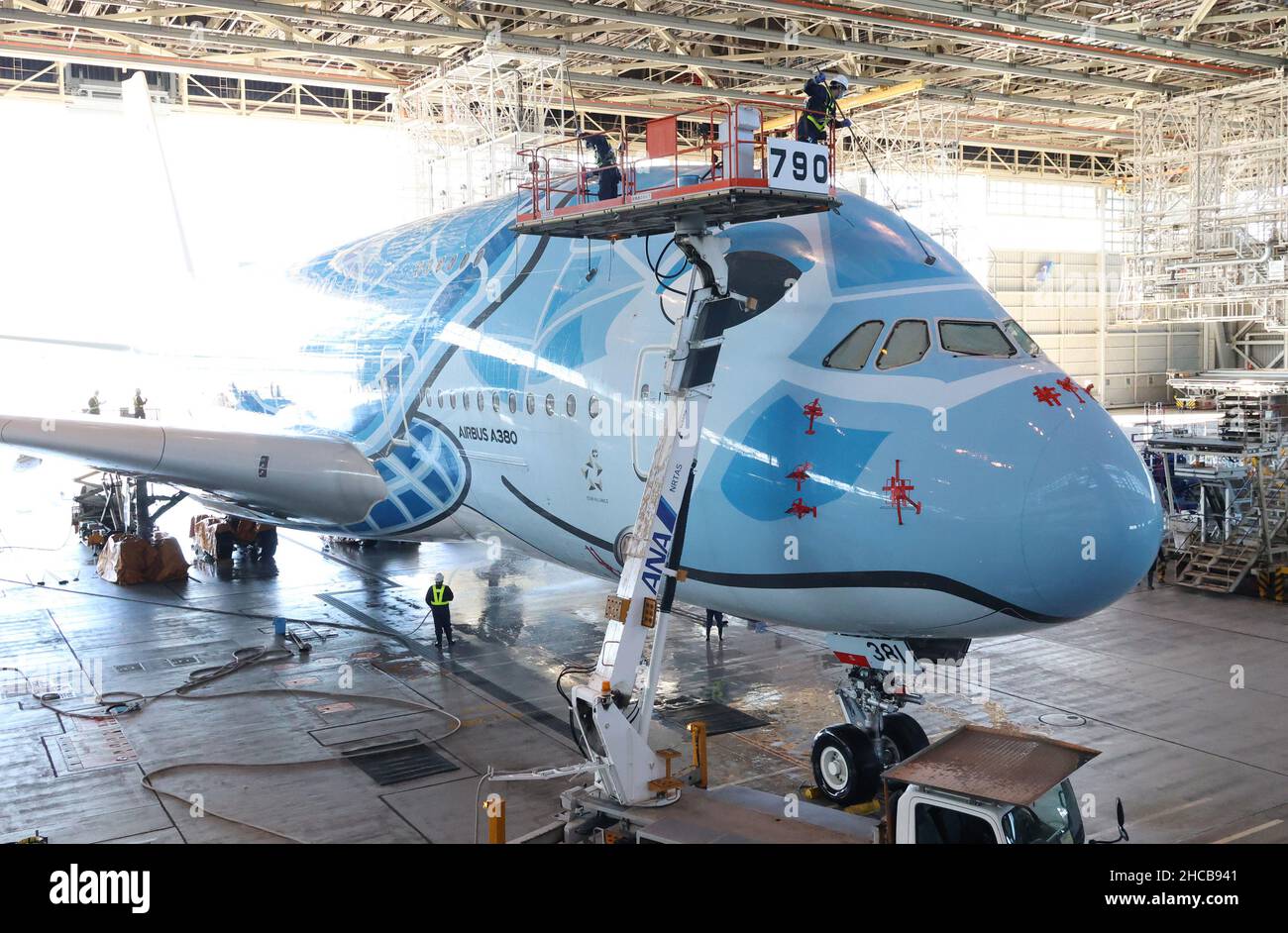 Narita, Japan. 27th Dec, 2021. Workers wash the world's largest ...