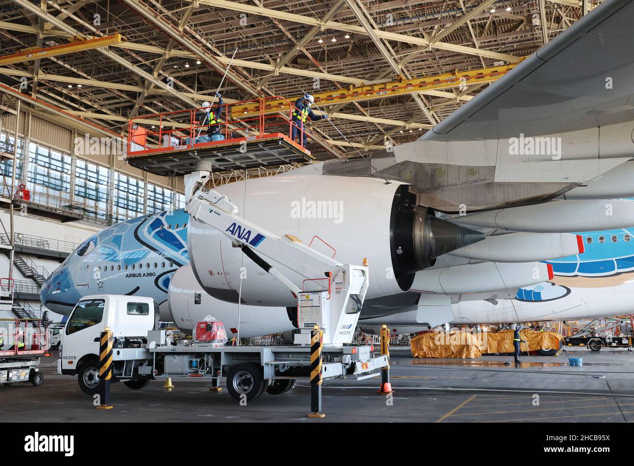 Narita, Japan. 27th Dec, 2021. Workers wash the world's largest ...