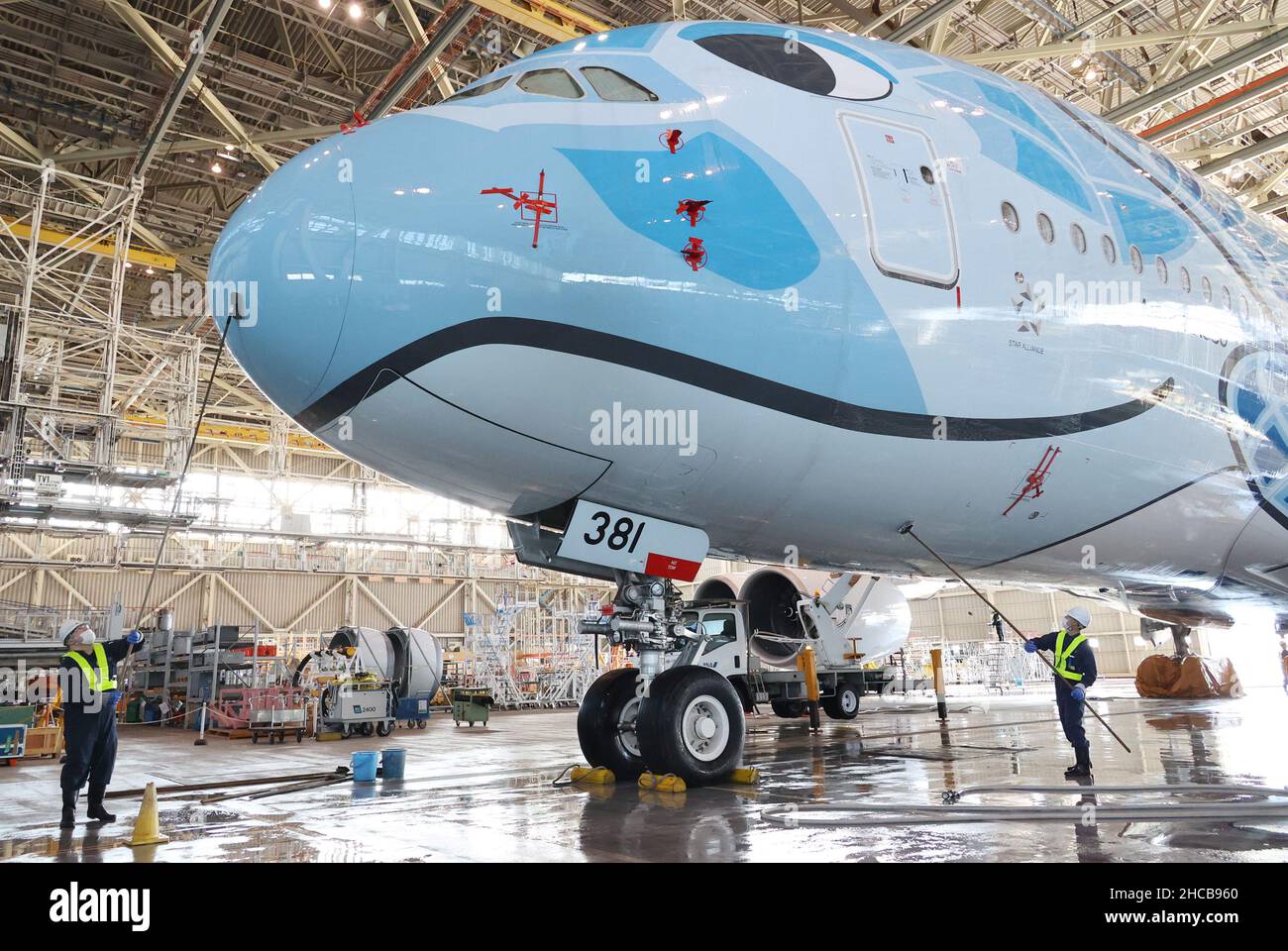Narita, Japan. 27th Dec, 2021. Workers wash the world's largest ...