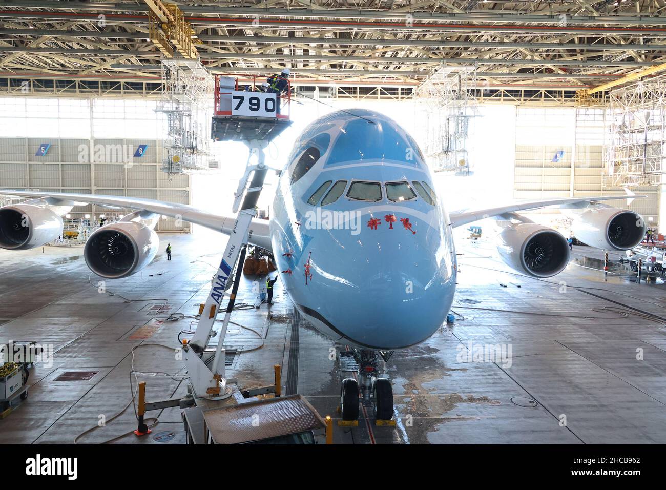 Narita, Japan. 27th Dec, 2021. Workers wash the world's largest ...