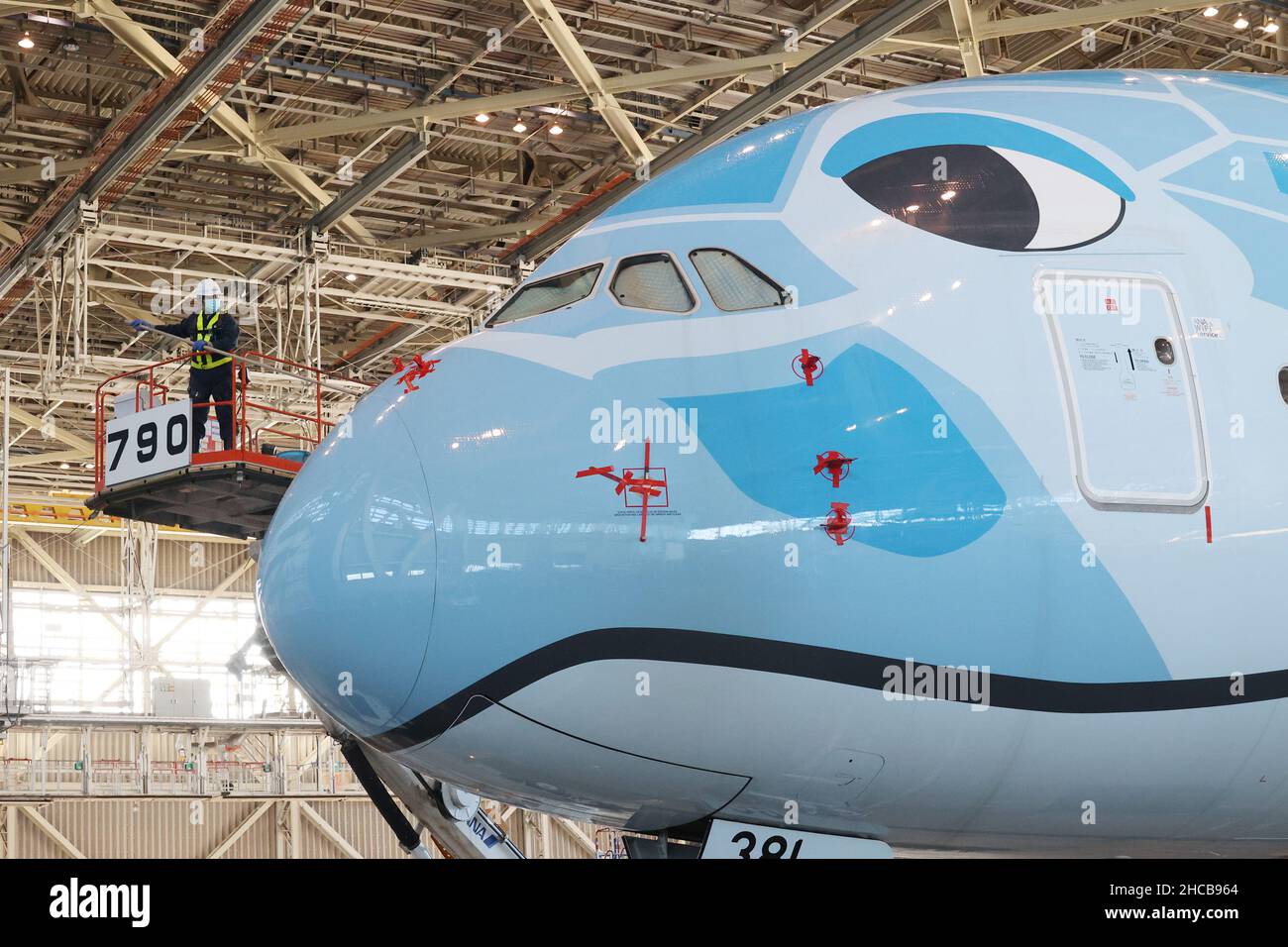 Narita, Japan. 27th Dec, 2021. A worker washes the world's largest ...