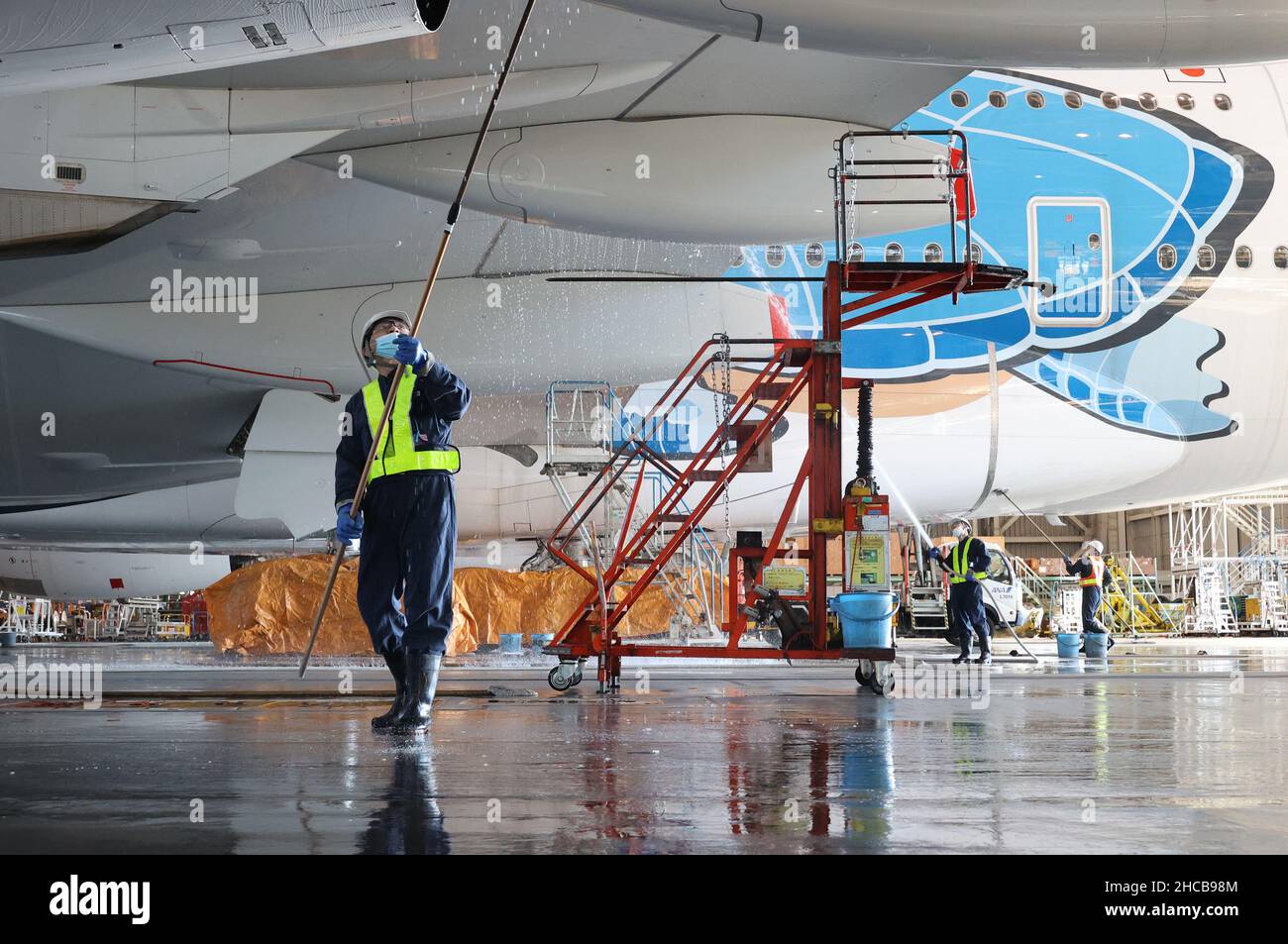 Narita, Japan. 27th Dec, 2021. Workers wash the world's largest ...