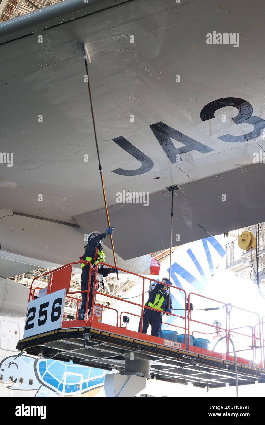Narita, Japan. 27th Dec, 2021. Workers wash the world's largest ...