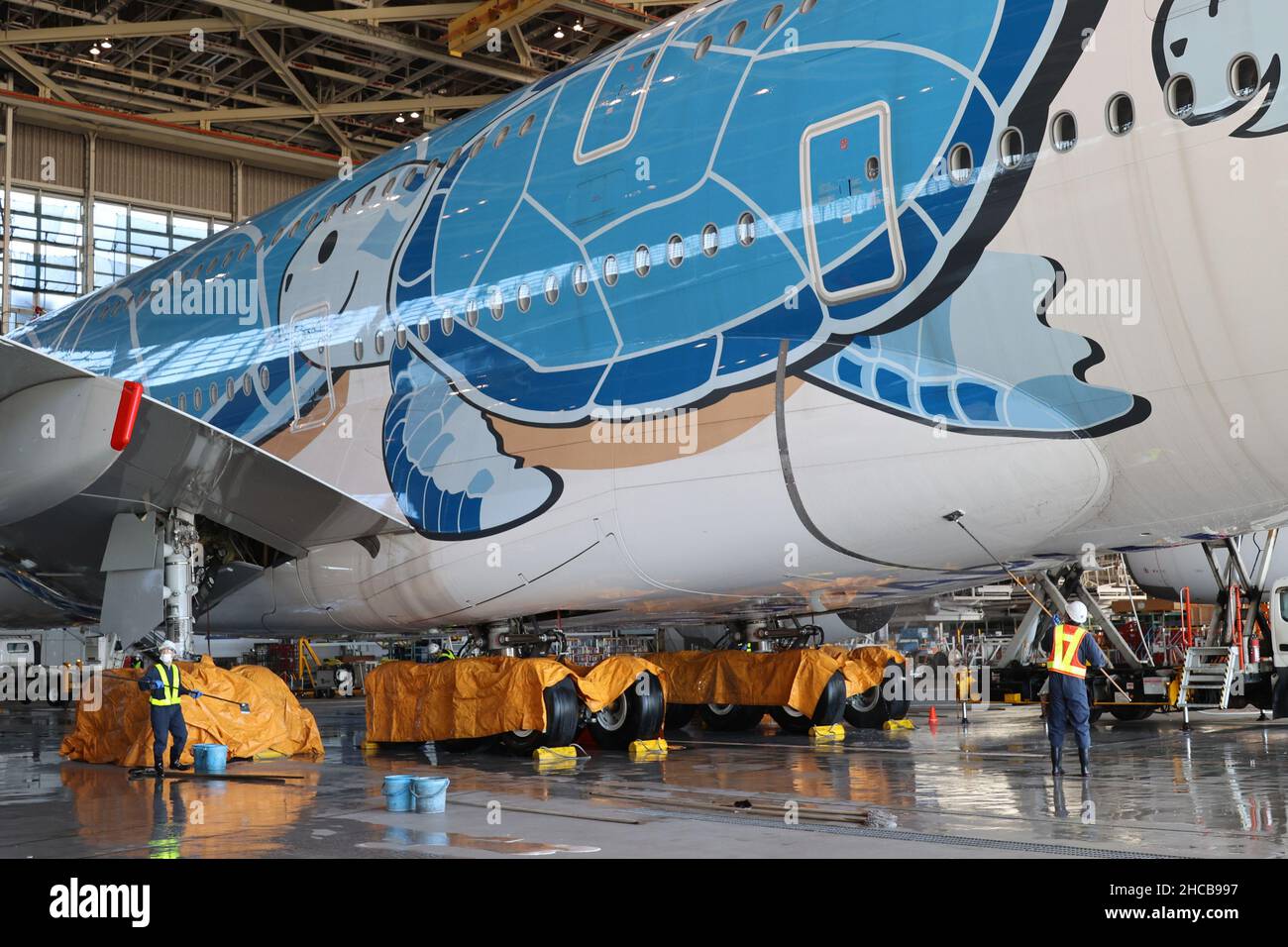 Narita, Japan. 27th Dec, 2021. Workers wash the world's largest ...