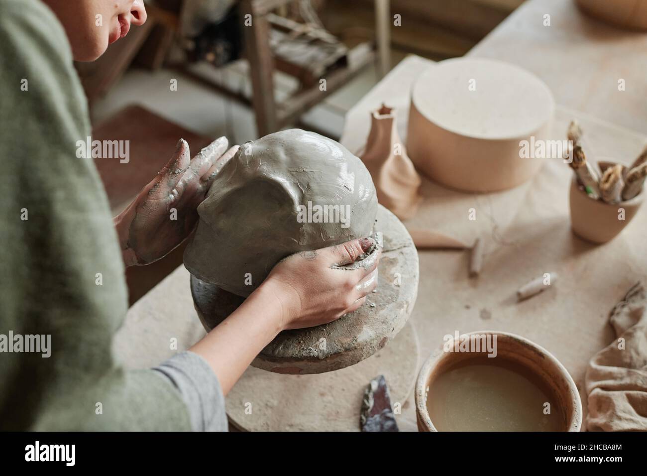 Women making clay sculpture hi-res stock photography and images - Alamy