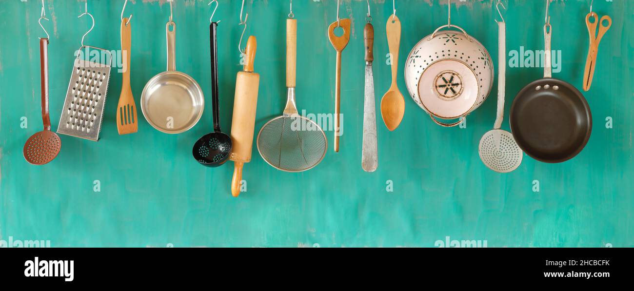 Vintage enamel kitchen utensils hi-res stock photography and images - Alamy