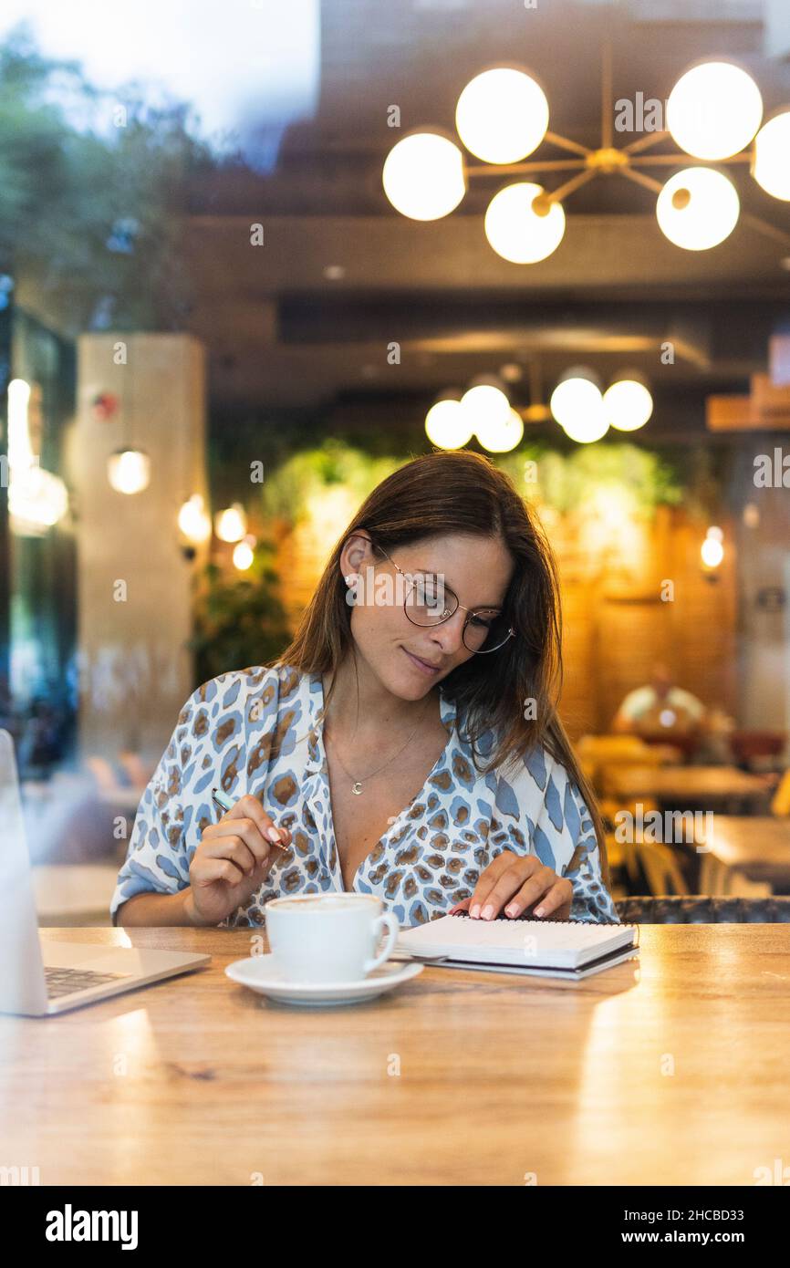 Pad writing hi-res stock photography and images - Alamy