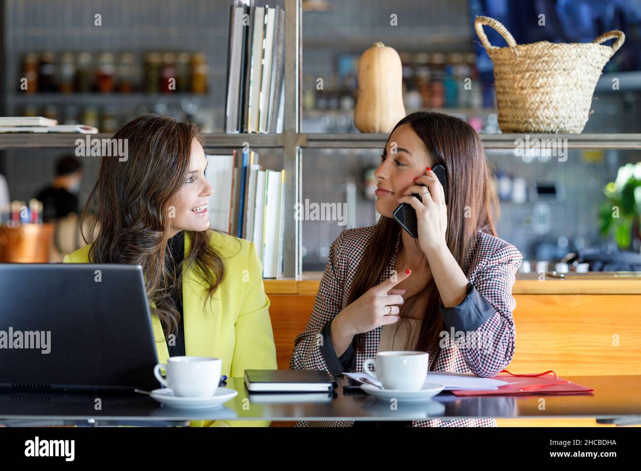 Two coworkers talking using hi-res stock photography and images - Alamy