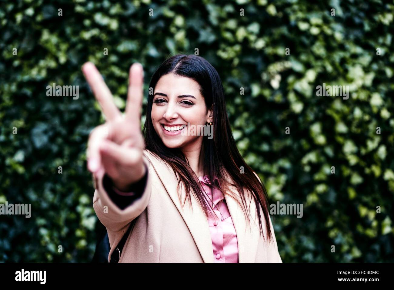 Hand showing peace sign hi-res stock photography and images - Alamy