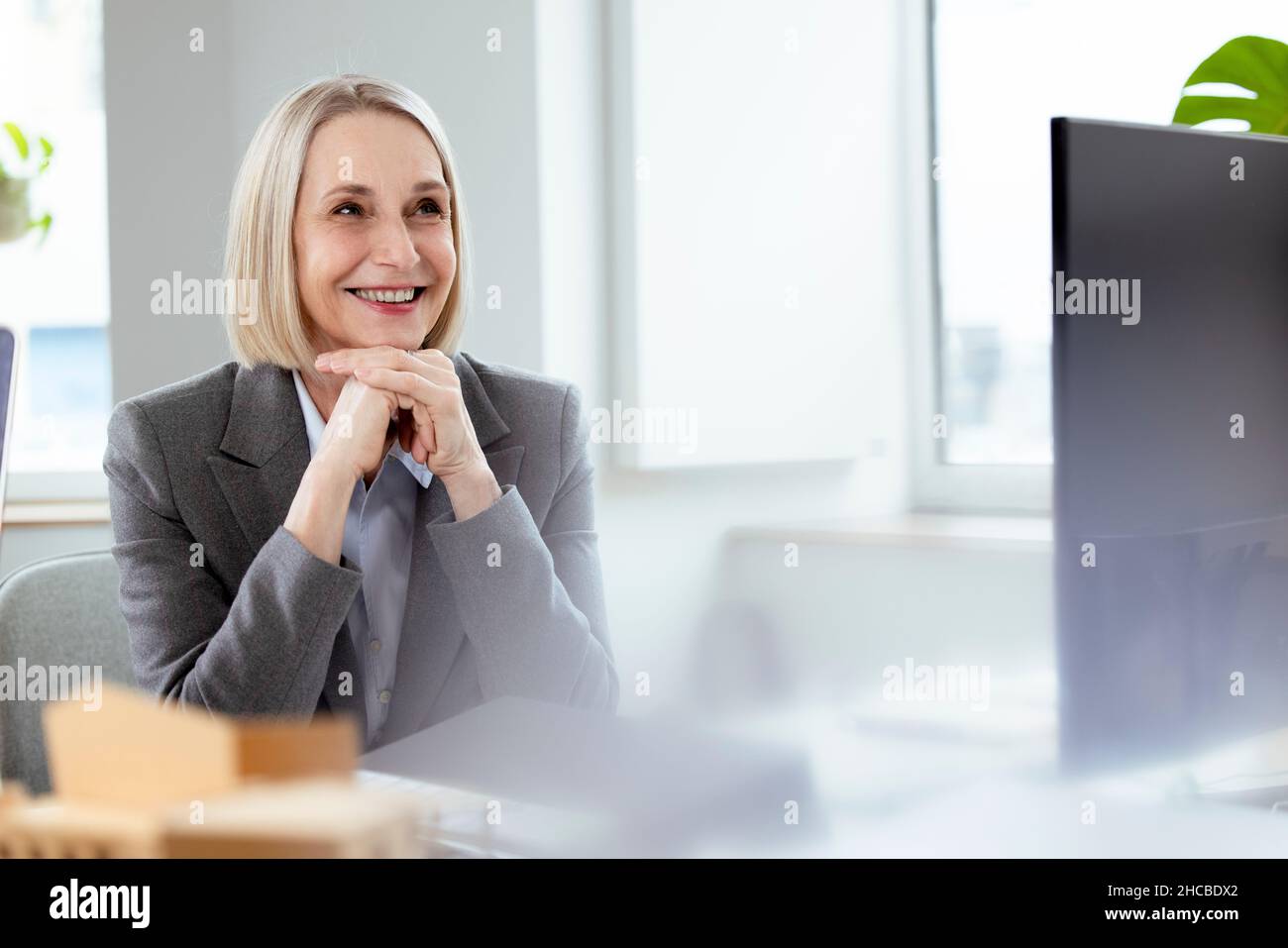 Female senior manager sitting hi-res stock photography and images - Alamy
