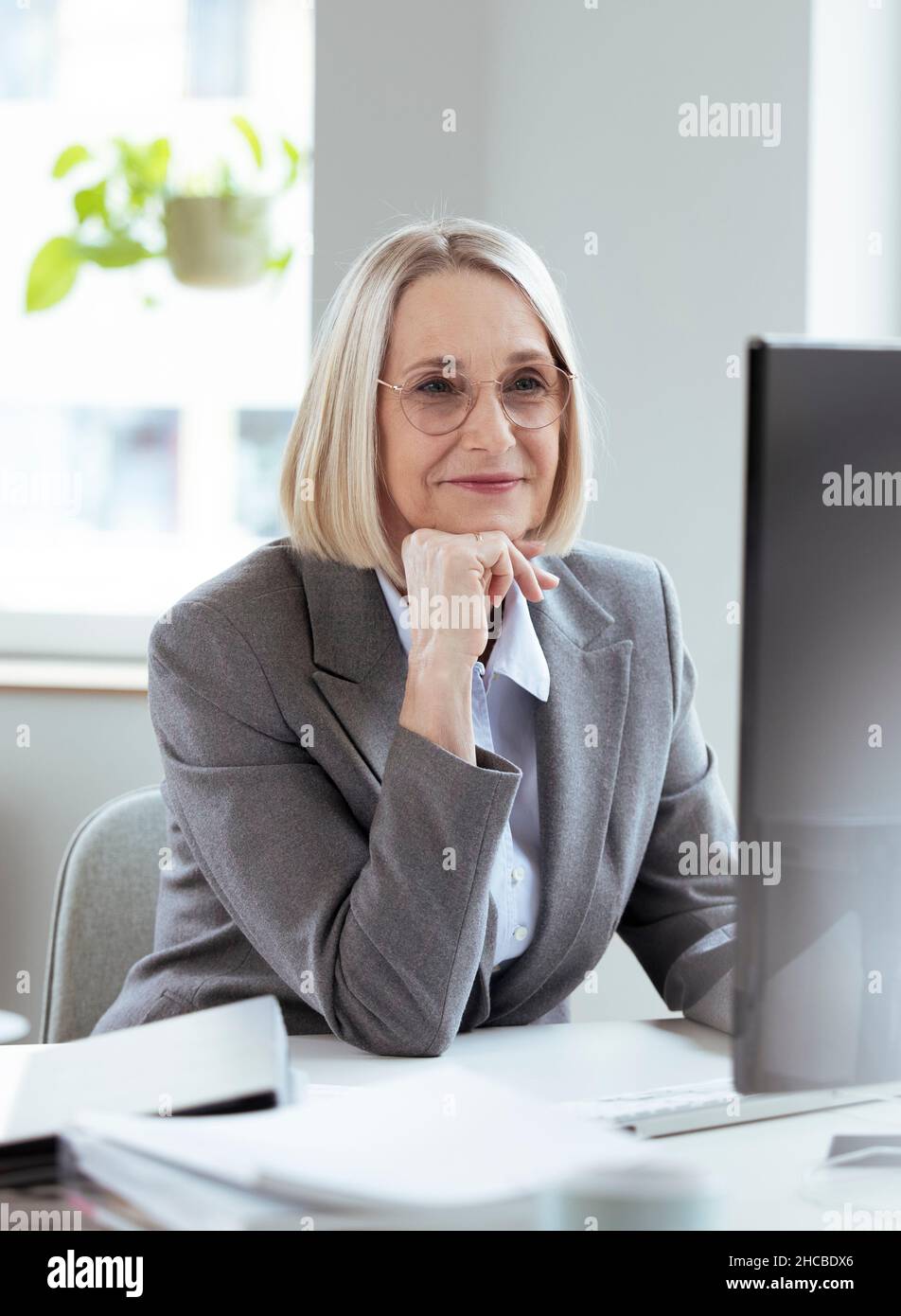 Female senior manager sitting hi-res stock photography and images - Alamy