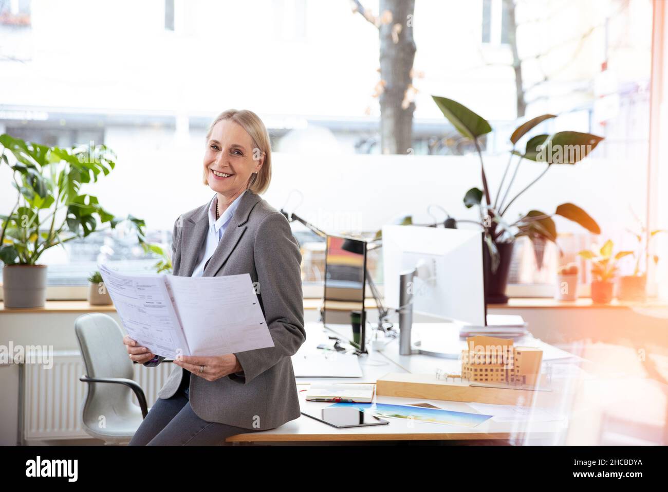 Women office senior young hi-res stock photography and images - Alamy
