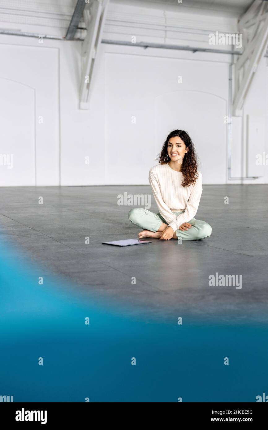 Sitting cross legged floor hi-res stock photography and images - Alamy