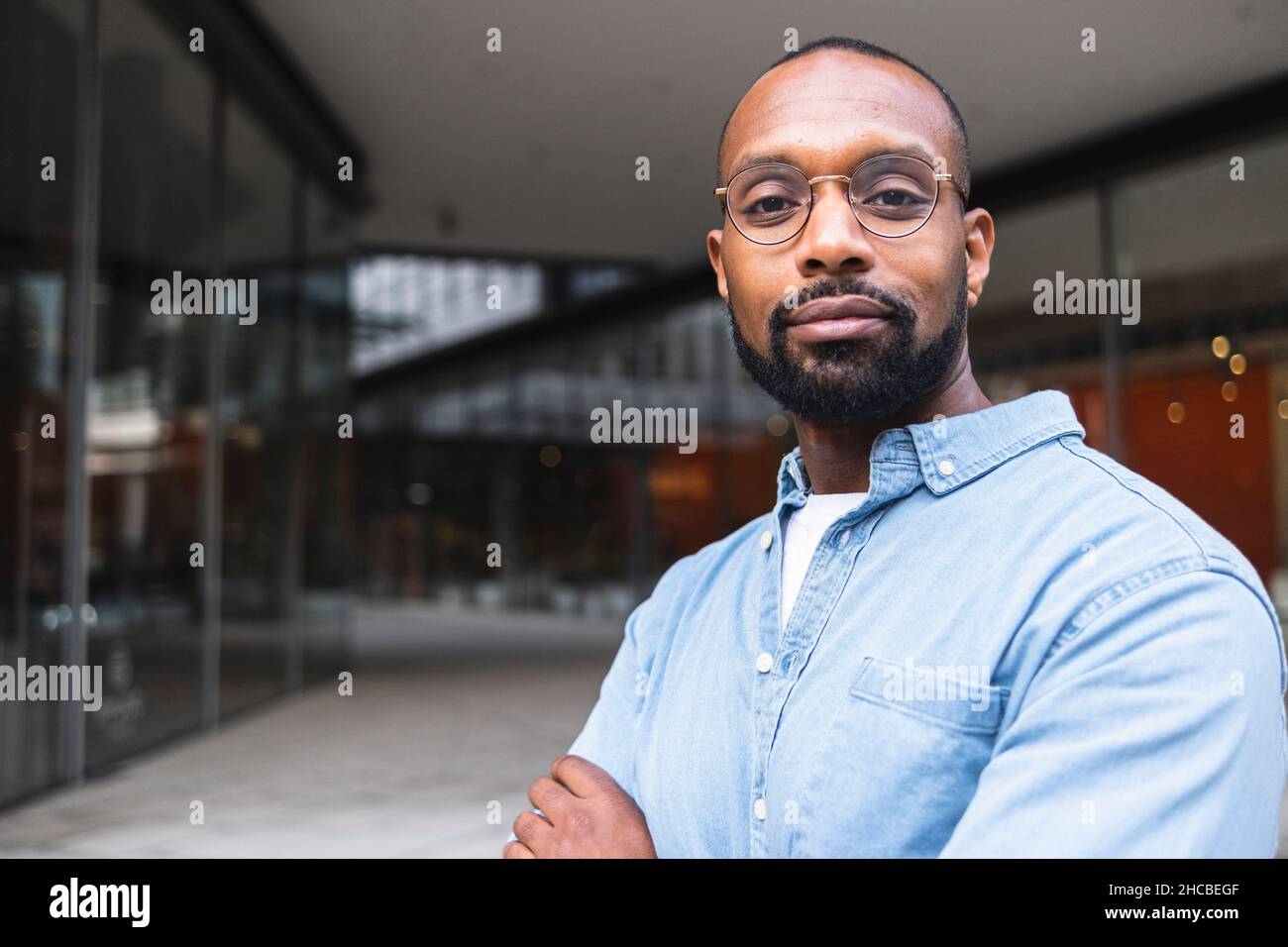 Man outside building hi-res stock photography and images - Alamy