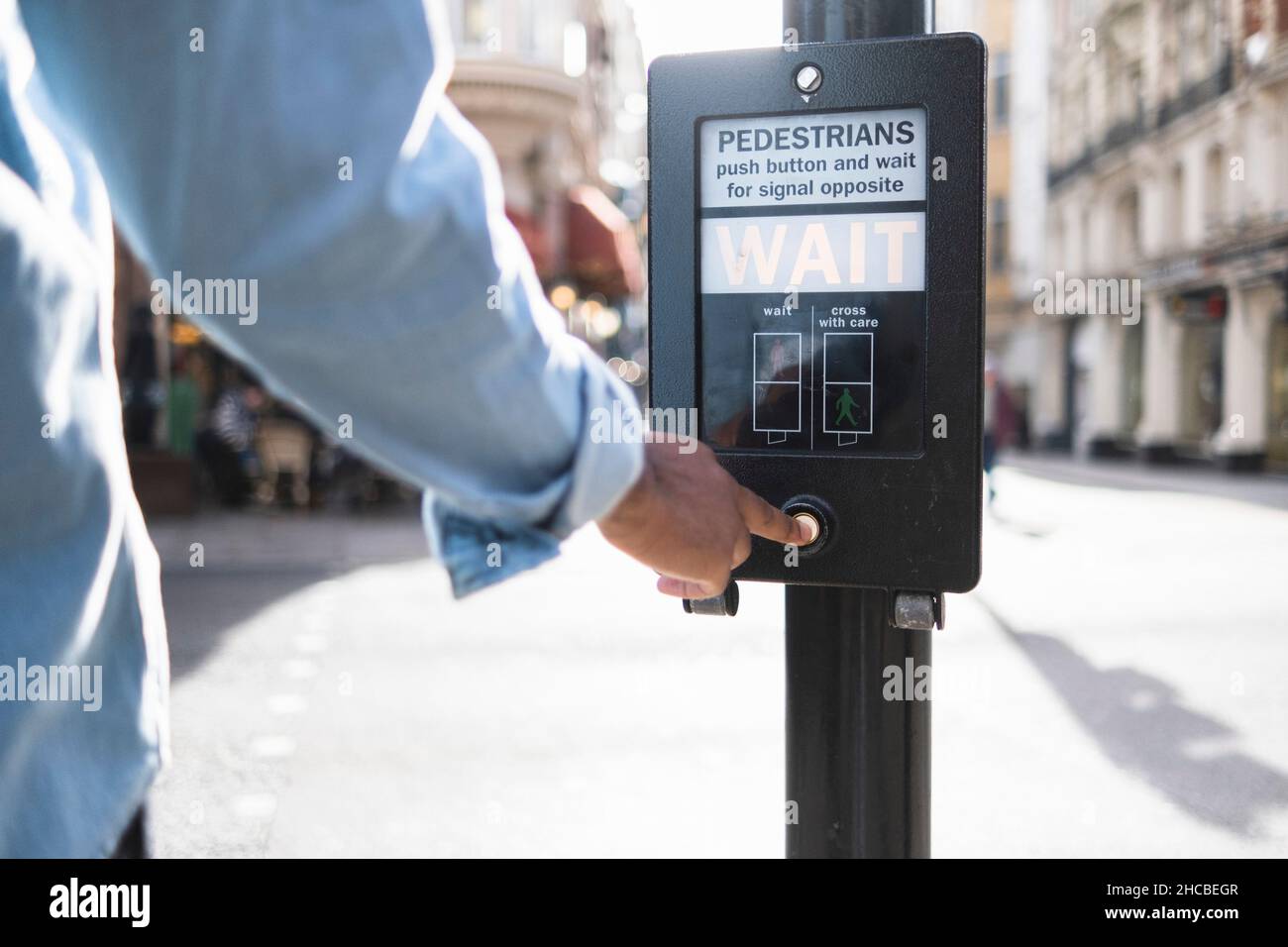 Push button walk signal hi-res stock photography and images - Alamy