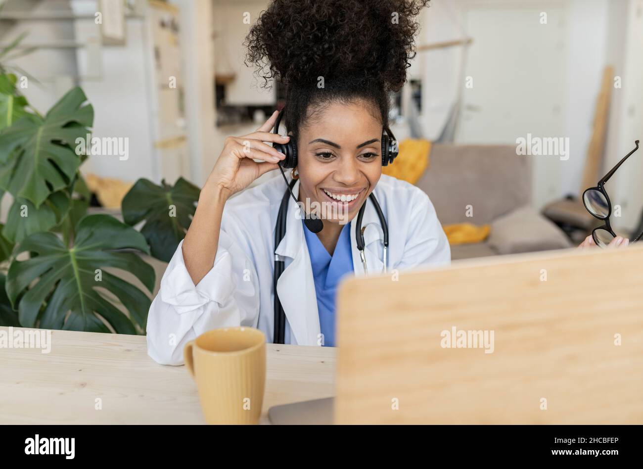 Practicing doctor hi-res stock photography and images - Alamy