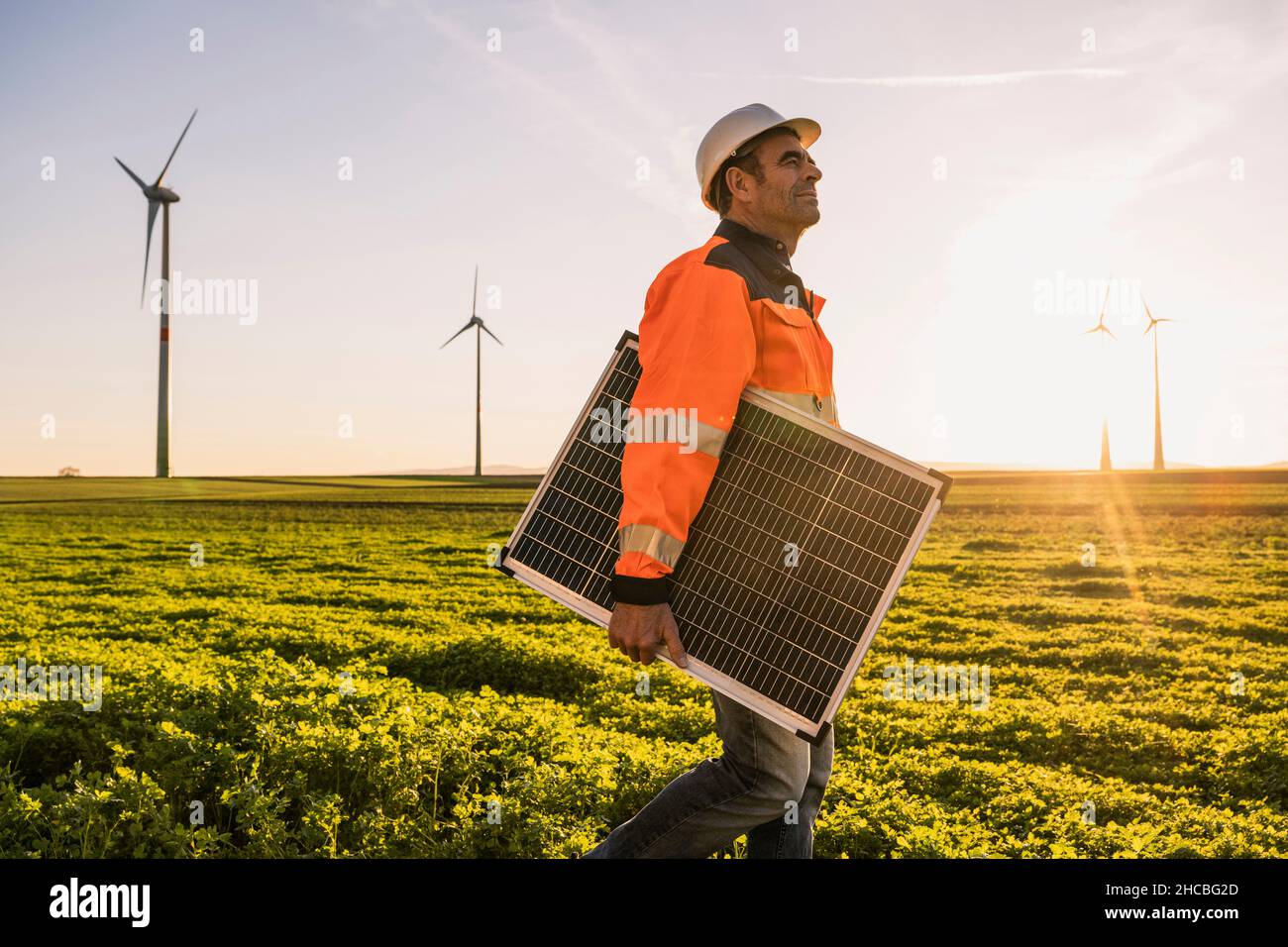 Solar panel engineer hi-res stock photography and images - Alamy
